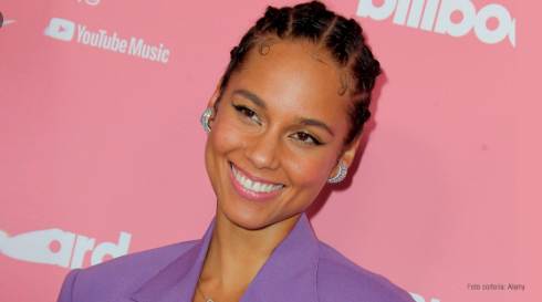 Top 10 Most Beautiful Celebrity Smiles and Pictures 2024
